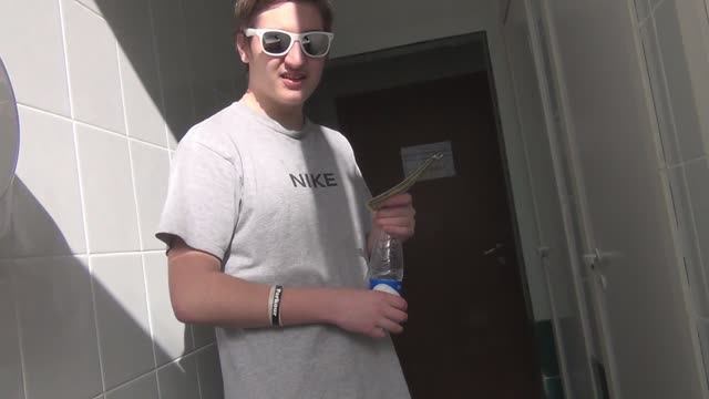 Приколы в деловом центре (в туалете)