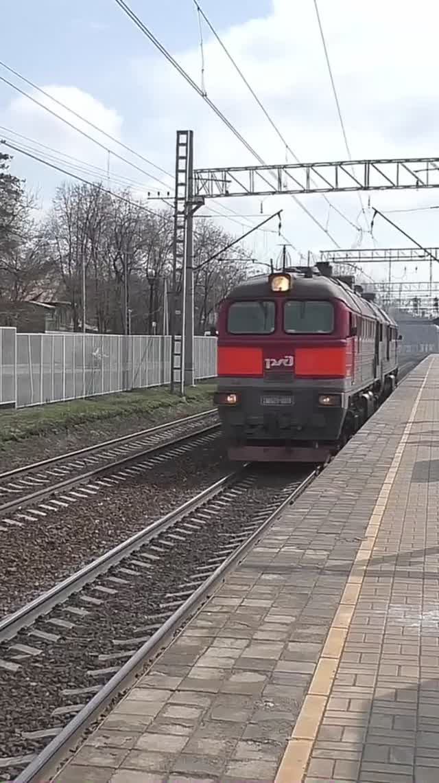 Тепловоз 2М62У-0019 (ТЧЭ-6) следует резервом.