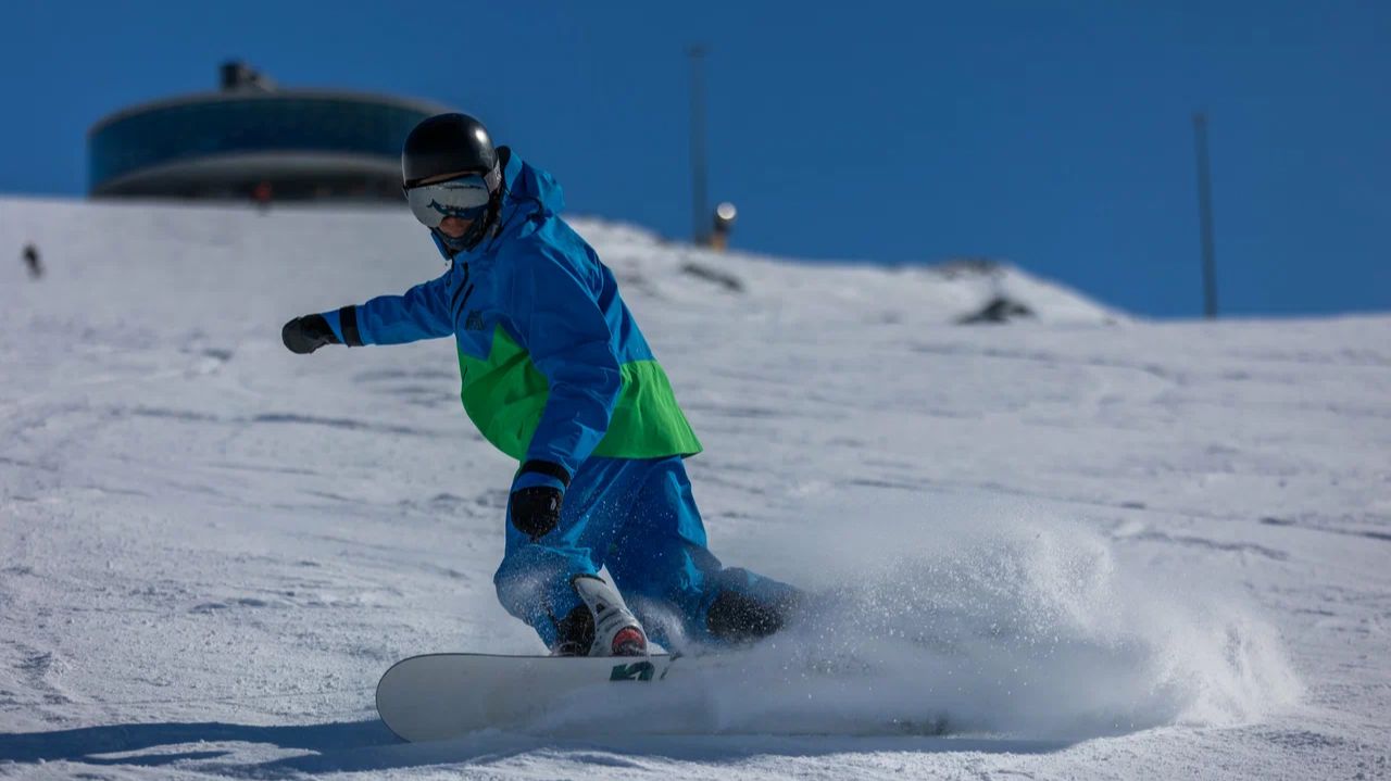 папа меня смимает и обгоняет на сноуборде GPS-радар