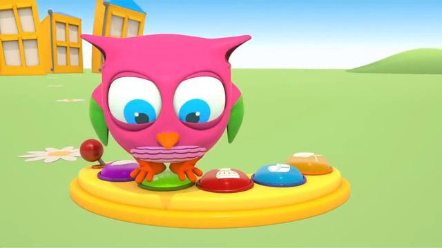 Совенок Хоп играет в разноцветный песок