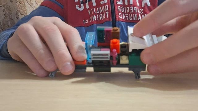 Двухместная машина из LEGO с большим багажником.