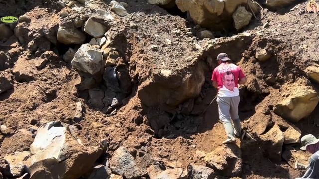 Строительство, шахтёры сбрасывают камни