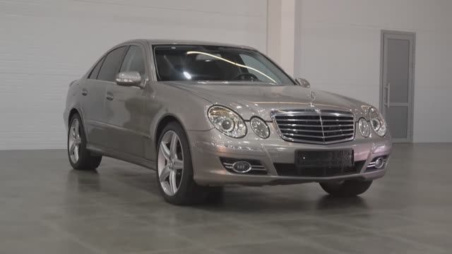 Автомобиль Mercedes E280 в автосалоне Аврора в Краснодаре (1936)