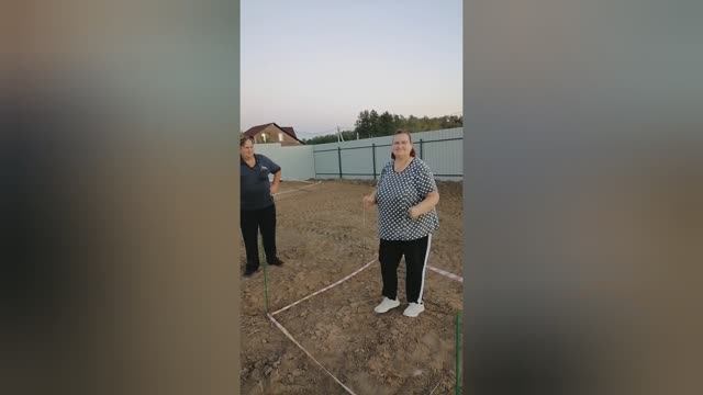 Влог: Загородная жизнь -болталка😀мы убрали щебенку и ленты.Ищем дедовским методом воду на участке🤣