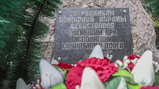 В День памяти сотрудников МЧС, погибших на службе, в Севастополе провели мемориальные мероприятия