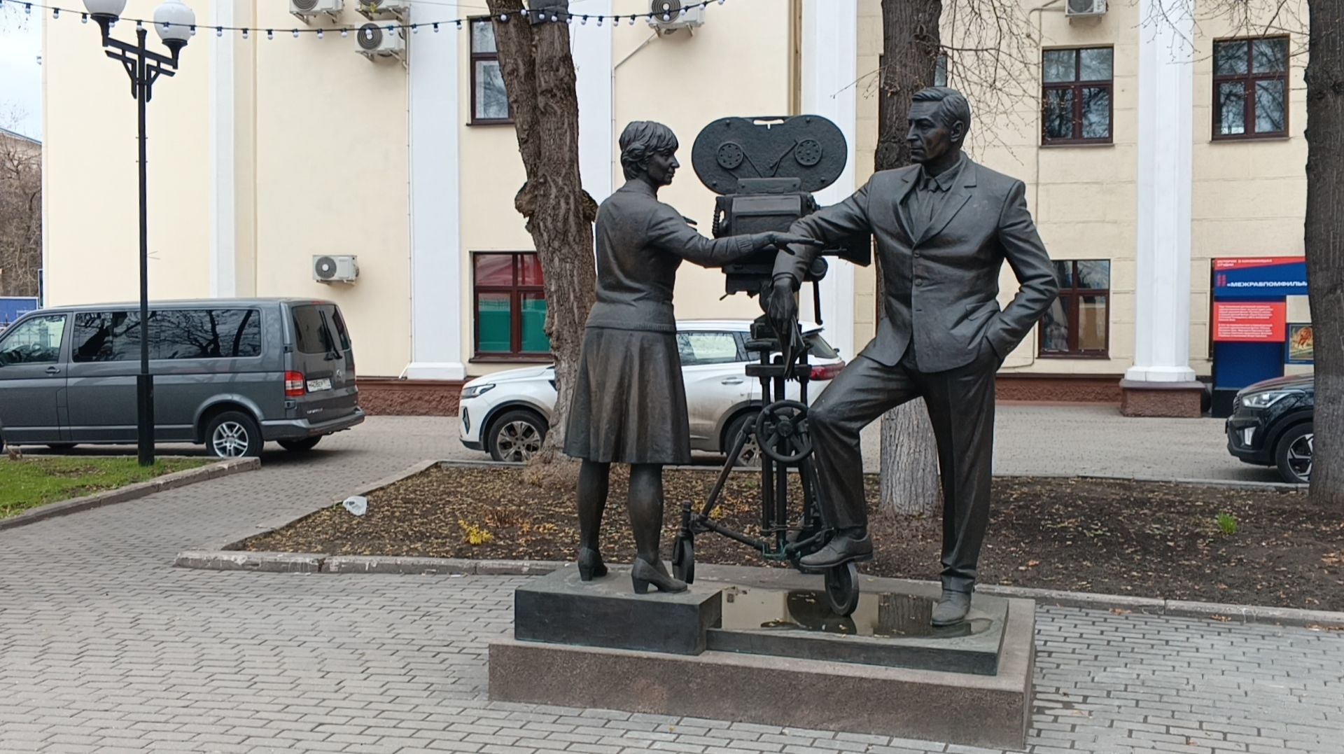 Прогулки по Москве. Сквер киностудии им. М. Горького. Новый памятник фильму "17 мгновений весны"