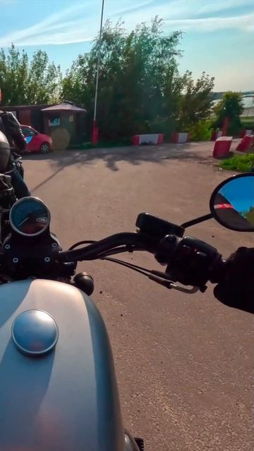 Едем группой к мосту.