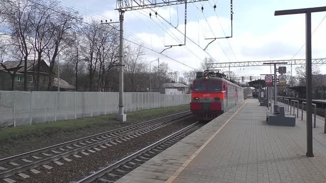 Электровоз ВЛ11М-408Б/409 (ТЧЭ-1) следует резервом.