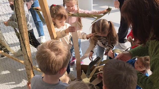 Дошколята приняли участие в мастер-классе по плетению маскировочных сетей