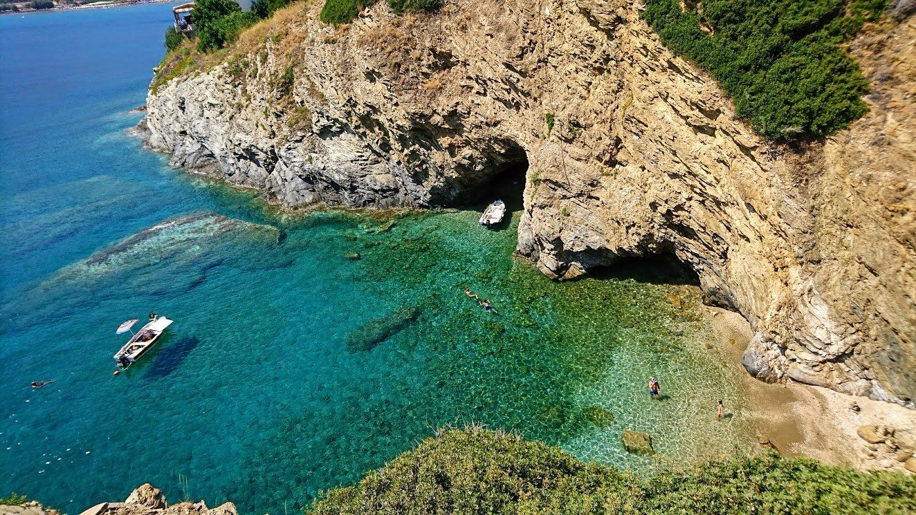 KISS ME - A SLIPPERY SLOPE - ПРИПОДНЯТАЯ