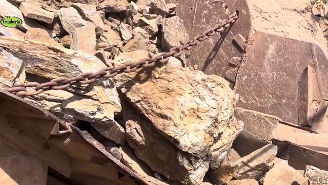 Строительство, дробление щебёнки