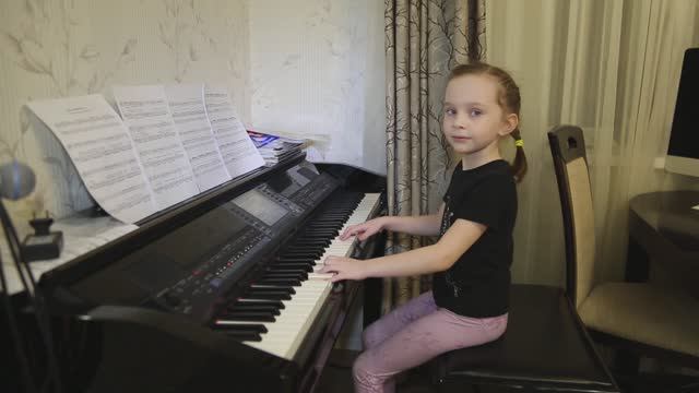 Она вернется. Дети поют. Виктория Викторовна 6 лет.