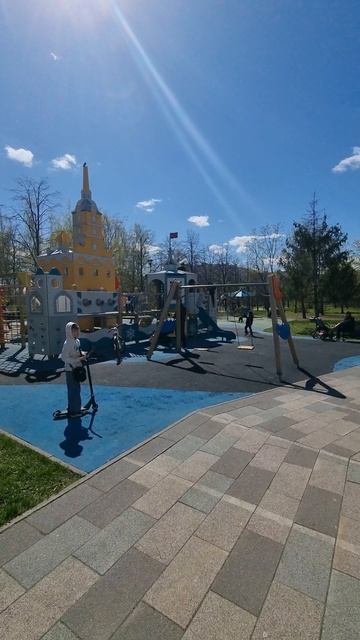 Детская площадка с замком в Дюссельдорфском парке