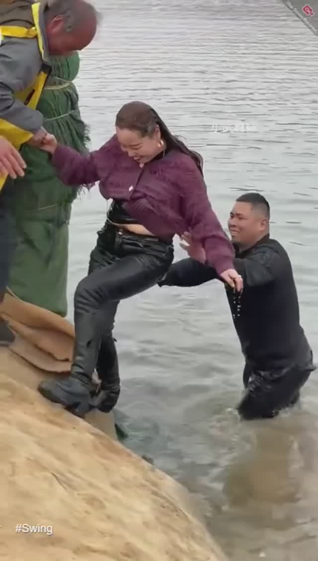 Аква парк в Китае Wetlook  В зимней одежде полностью упала в воду. Wetlook