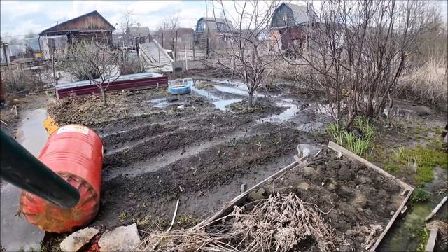 На даче все стабильно, вода уходит плохо / Пешая прогулка до гаража