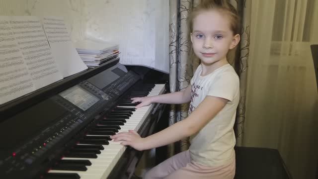 ЛИСТЬЯ 🍁 ЖЕЛТЫЕ МЕДЛЕННО ПАДАЮТ... Виктория Викторовна 6 лет.