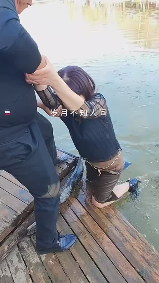 Она так не хотела промокнуть и боролась до конца. Wetlook