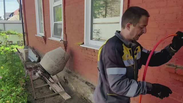 №69 Бетонируем первую ремонтную траншею фундамента.