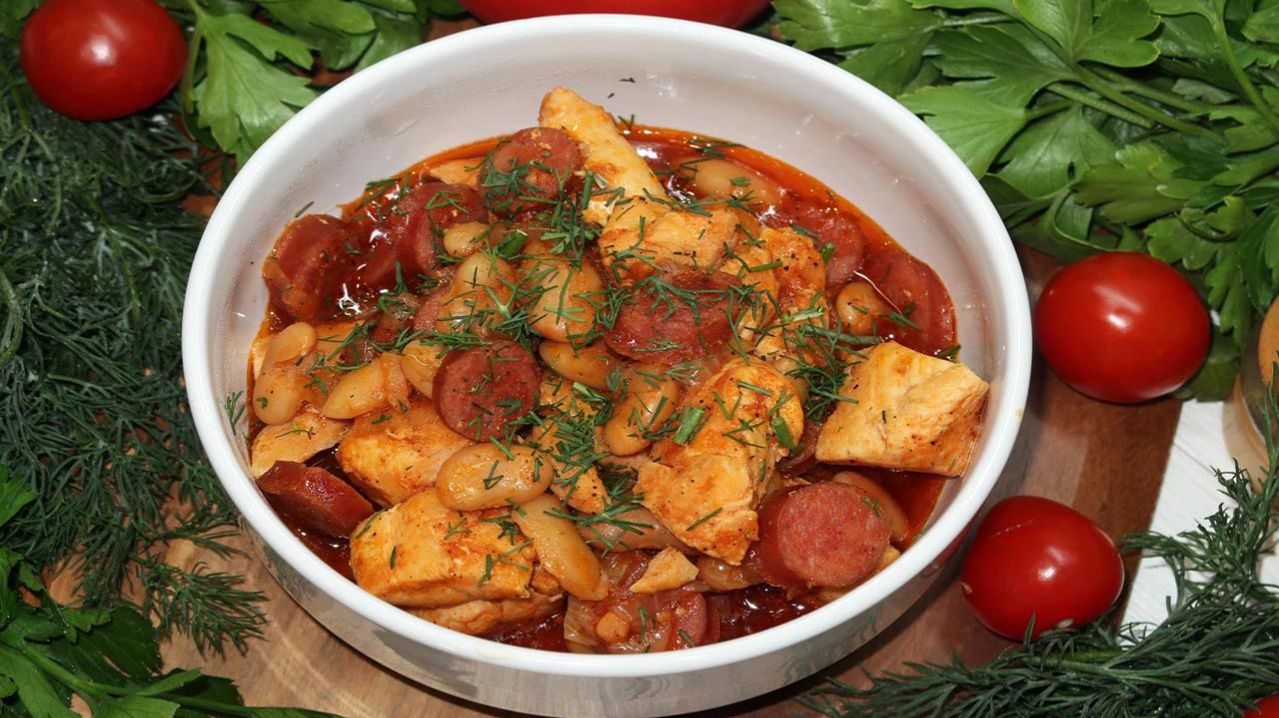 Куриное филе с фасолью и колбасками на сковороде