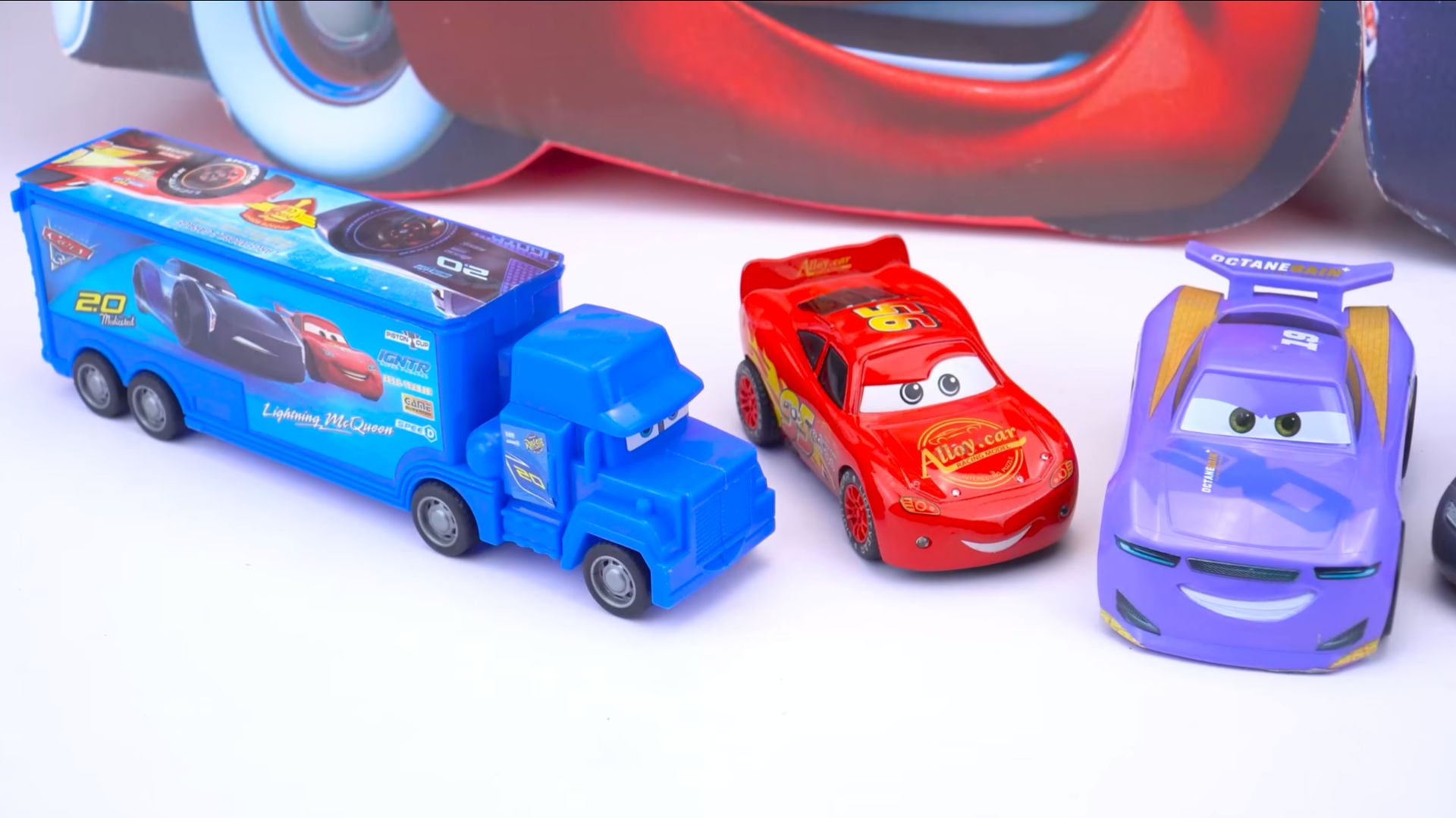 Мультики про машинки | Маккуин под водой 😱 Машинка меняет цвет! Что произошло? 🚗🌊