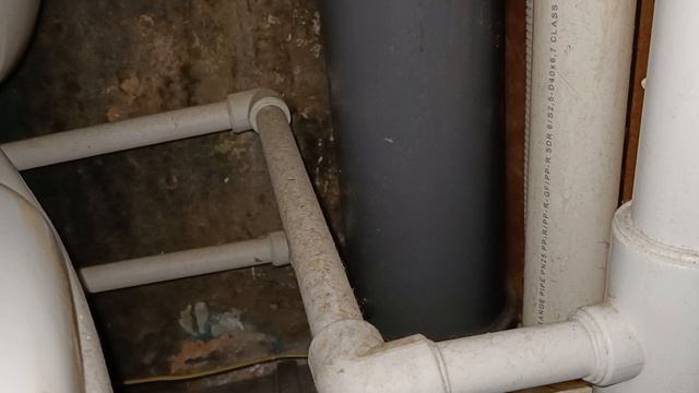 Установка счётчиков воды в убитой хате. Треш и срач обстановочка. Это жесткач.