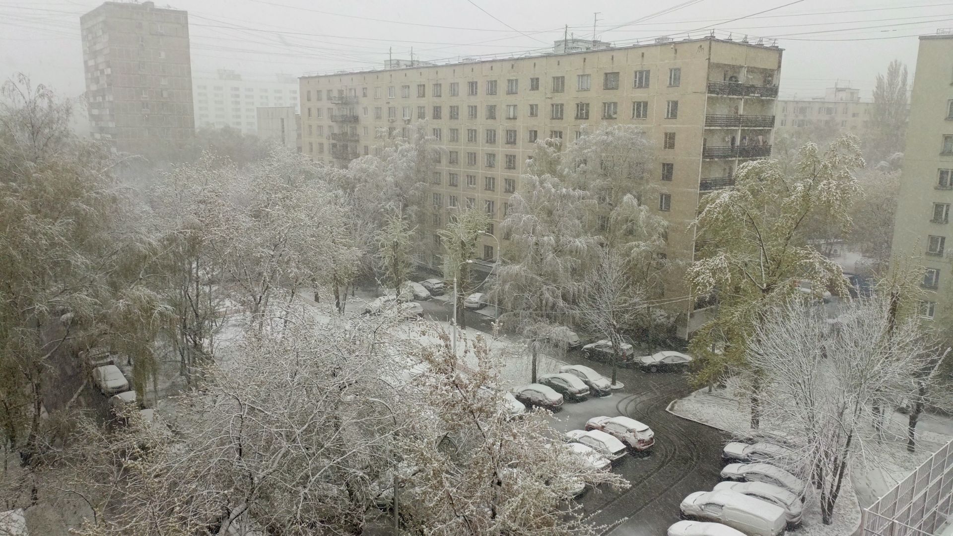 Апрельская снежная буря в Москве.