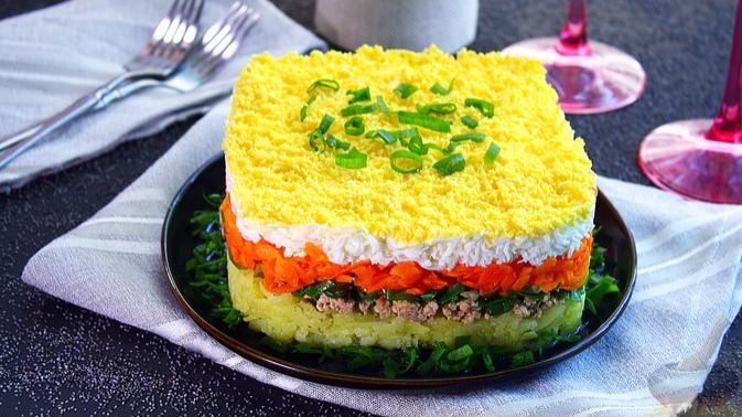 СЛОЁНЫЙ САЛАТ С ПЕЧЕНЬЮ ТРЕСКИ