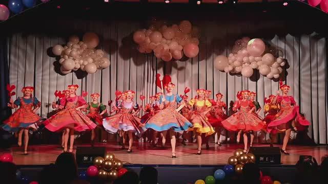 Подарили Галочке петушка на палочке...