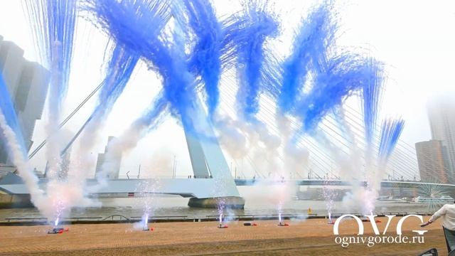 Гендер  пати синий цветной фейерверк разноцветными дымами в небе