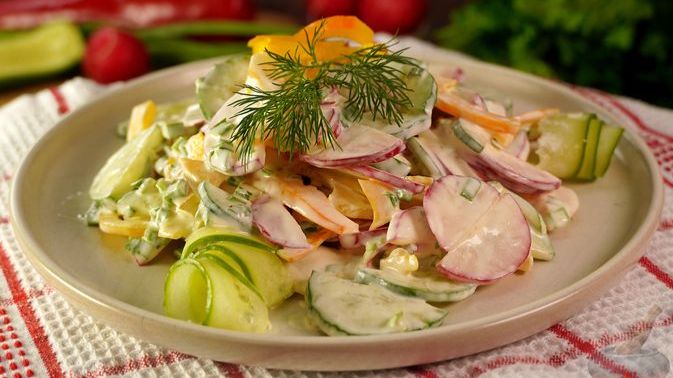 САЛАТ ИЗ ОГУРЦОВ, РЕДИСКИ И ПЕРЦА
