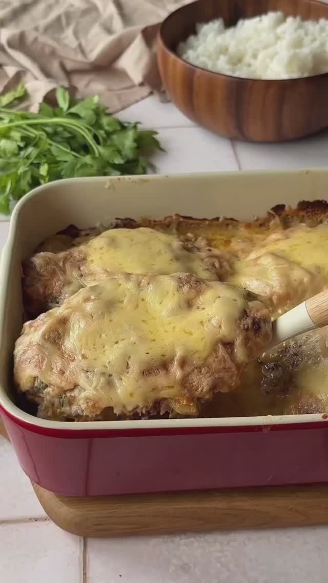 Куриная грудка в сливочном соусе с грибами.