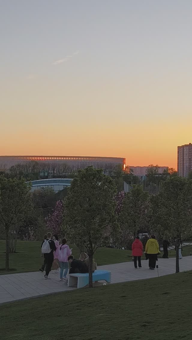 ЗОНА ЮНОСТЬ ВИД НА КАФЕ АМАВИ СТАДИОН ЗАКАТ ВЕСНА АПРЕЛЬ 2026 ПАРК ОБЛАКОВ ГАЛИЦКОГО КРАСНОДАР