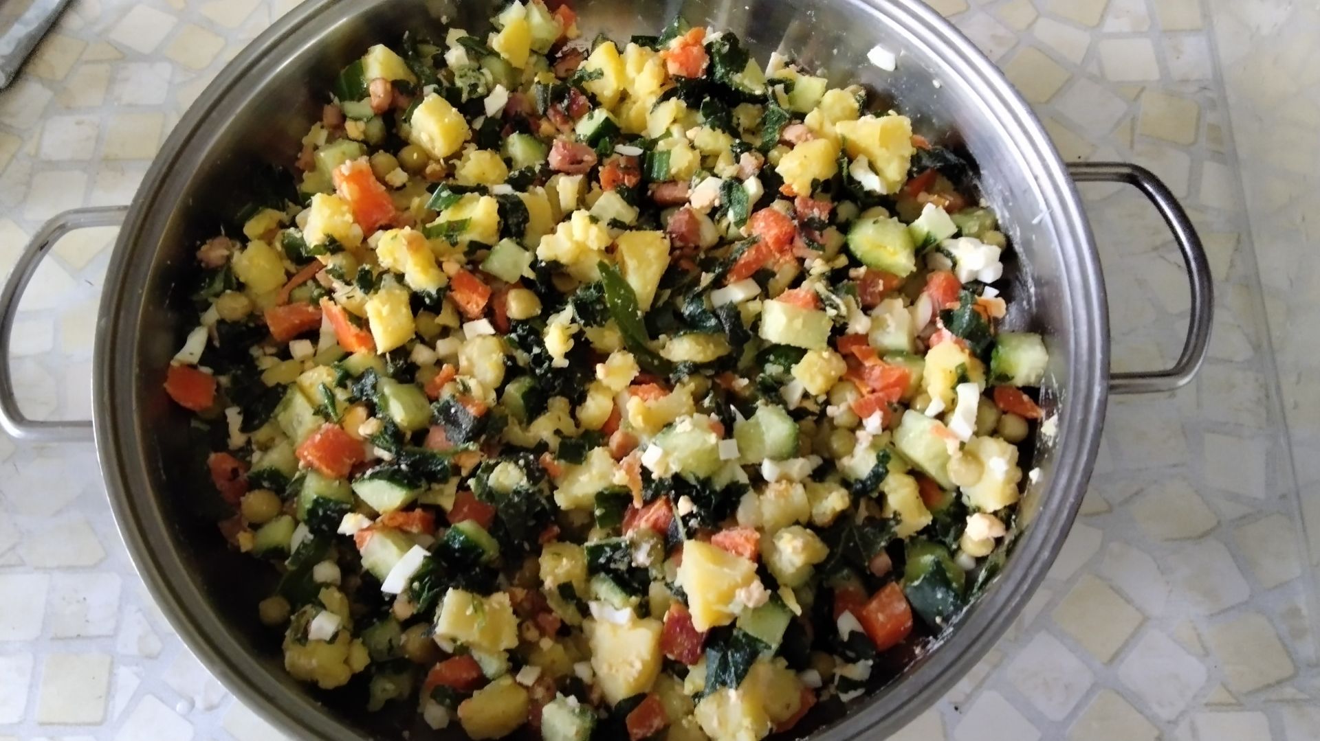 Весенный салат с крапивой