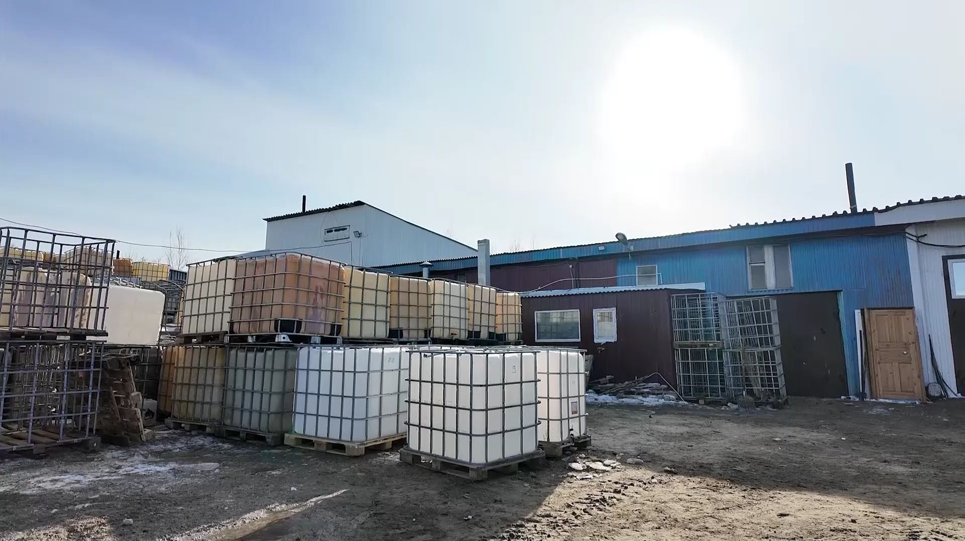 В Пыть-Яхе ликвидируют склад ёмкостей с химреагентами