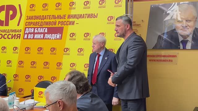 Начальник ГУ ФСК Виталий Щербин получил медаль из рук Сергея Миронова