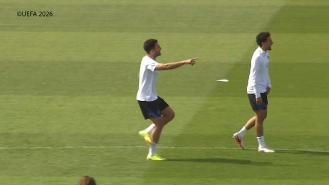 Луис Энрике руководит тренировкой ПСЖ перед матчем Лиги чемпионов против мюнхенской «Баварии»