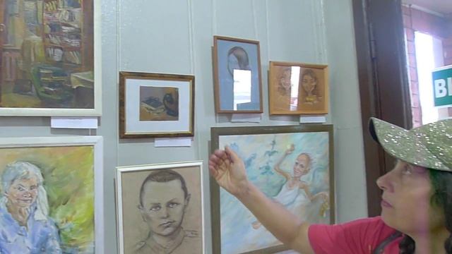 Художник Ольга Сокова рассказывает о своих картинах на выставке