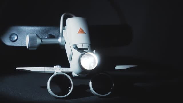 Как настроить налобный осветитель HEINE ML4 LED с бинокулярными лупами