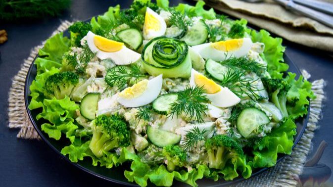 САЛАТ С БРОККОЛИ, ОГУРЦАМИ И ЯЙЦАМИ