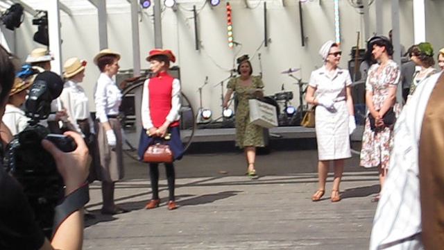 21 Демонстрация - былые на лево, цветные на право.