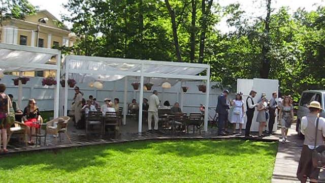 18 Красивые люди и костюмы, все готовятся к демонстрации.