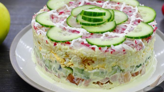 СЛОЁНЫЙ САЛАТ С РЕДИСОМ, ОГУРЦОМ, КУРИЦЕЙ И ЯЙЦАМИ