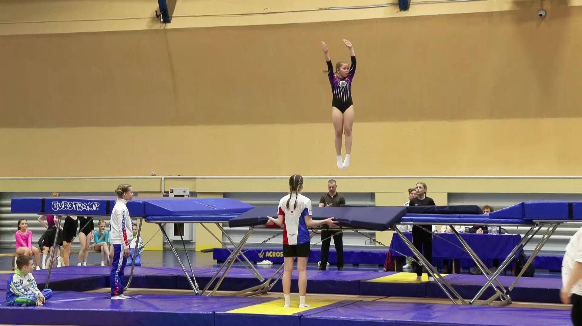 В Нижневартовском районе определили лучших в прыжках на батуте