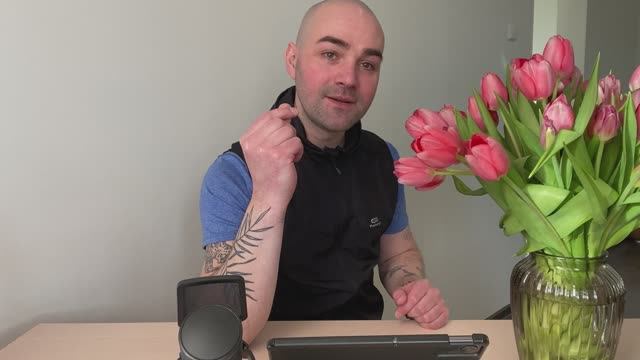 Зачем говорить о себе? Видео о ложной скромности