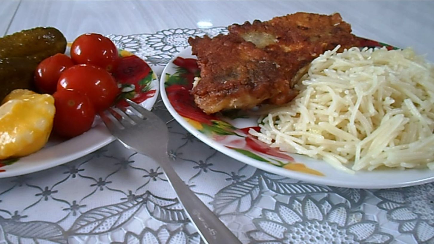 Жареный хек в кляре с вермишелью