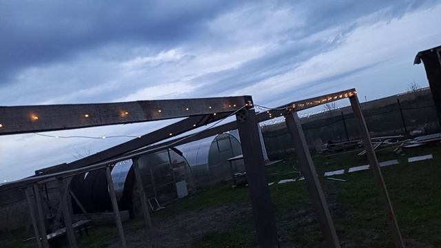 Красивая  и полезная вещь  на  дачу для подсветки в ночное время