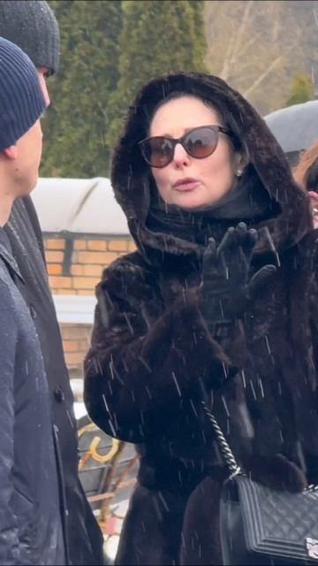 Ольга Погодина не сдержалась и расплакалась на похоронах мужа Алексея Пиманова / Троекуровское