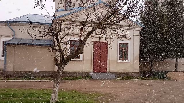 Церковь "Вознесения Господня" старый церковный двор. Снег в апреле.