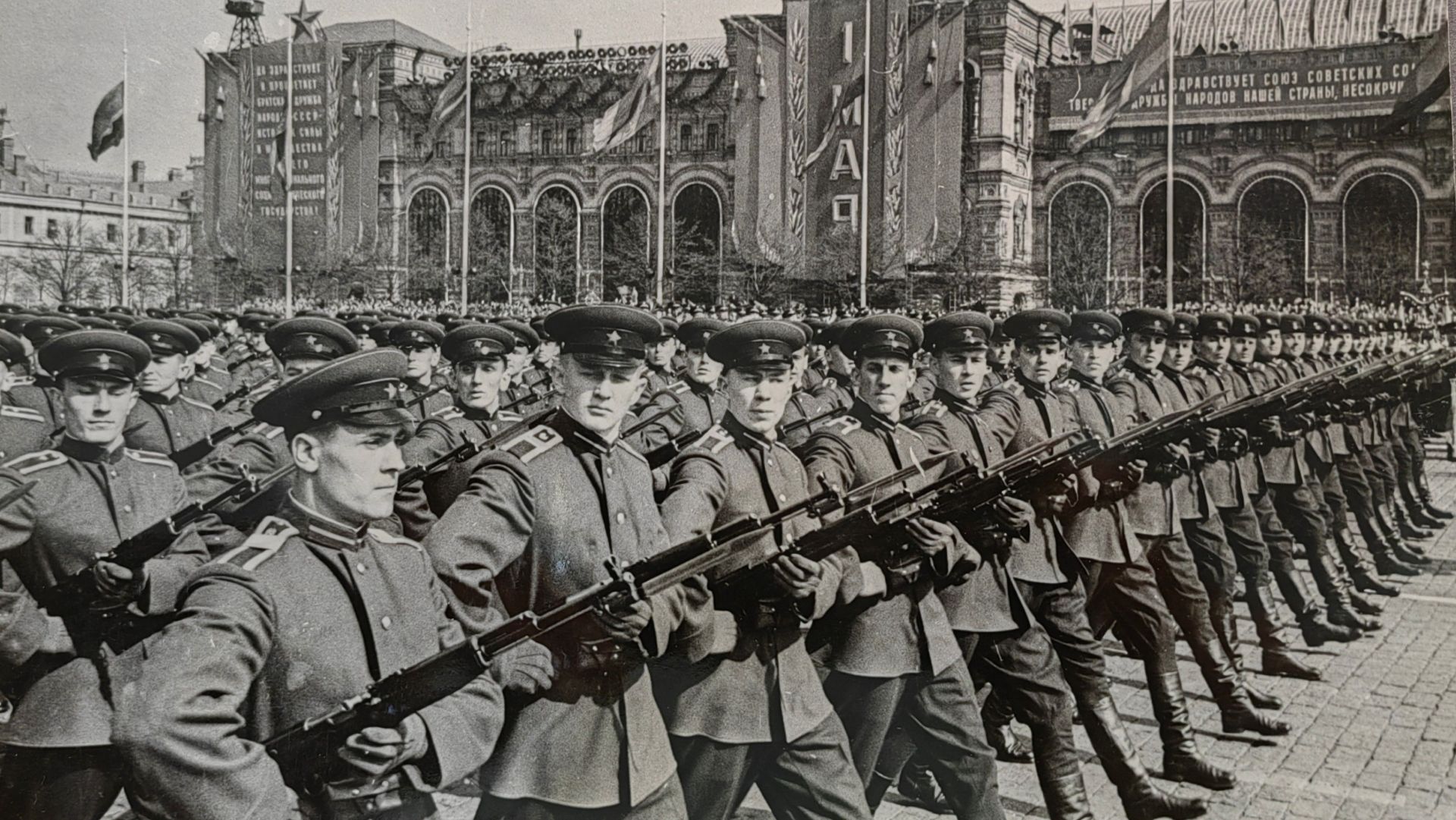 Кинохроника: Первомайский парад в Москве». 1945 г.