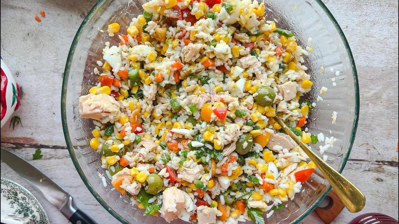 Вкусный и сытный итальянский салат с рисом и тунцом